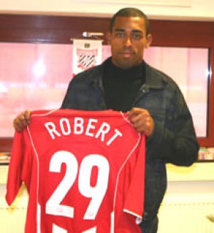 El PSV presenta a Robert de Pinho