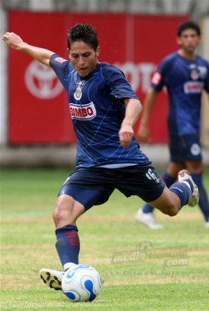 El "Tepa" Solís apoya al arquero Sergio Rodríguez