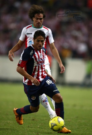 El 'Tepa' Solís busca afianzarse en Chivas como titular