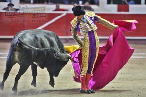 Jairo Miguel cortó 2 orejas y salió a hombros en Tepic