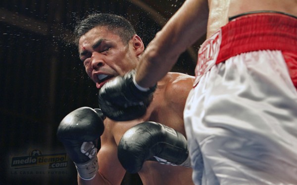 Púgil Oscar Díaz es operado tras desmayarse en pelea