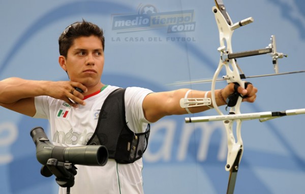 Juan René Serrano, con paso firme, peleará por el Bronce