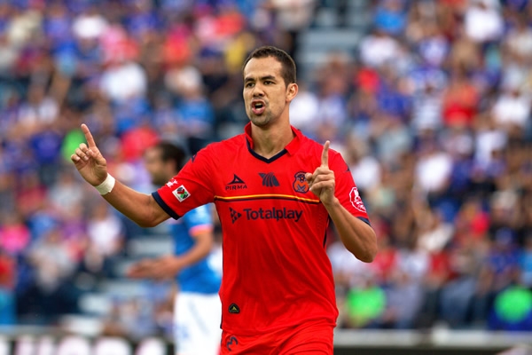 Pablo Velázquez buscará debut goleador en casa