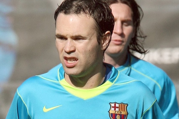 Iniesta confía en jugar ante Manchester United