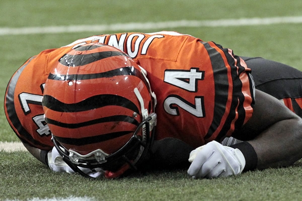 Se perderá Adam Jones el resto de campaña de NFL por lesión en cuello