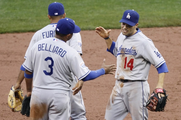 Los dominicanos Belliard y Furcal dieron primer triunfo a los Dodgers