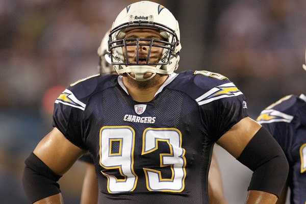Chargers dieron de baja al ala defensiva Luis Castillo