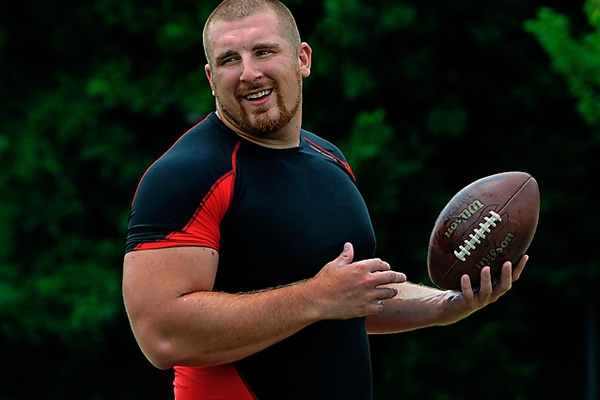 Contrata WWE a dos ex jugadores de la NFL