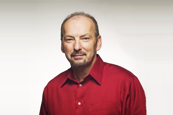 Peter Moore habla de los detectores de movimiento de Microsoft y Sony