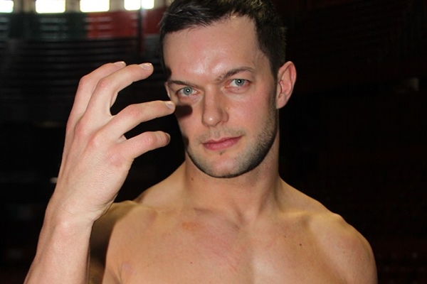 Prince Devitt firmó contrato con WWE