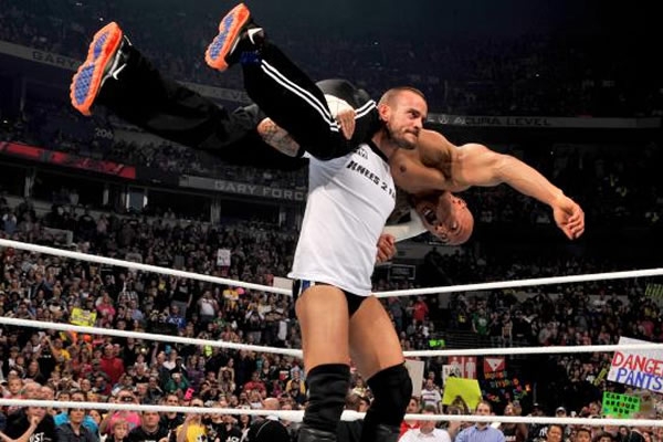 CM Punk mandó a dormir a The Rock