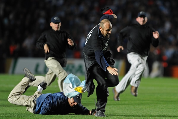 La Tribunera: Histórico intruso irrumpió en el partido Argentina-Uruguay