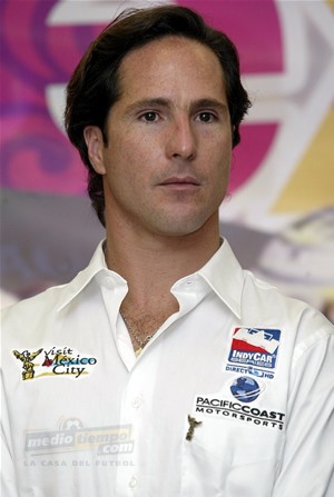 Protagoniza Mario Domínguez persecución tras chocar taxi y huir