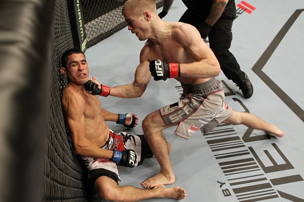 Cayó Alex Soto en su debut con UFC