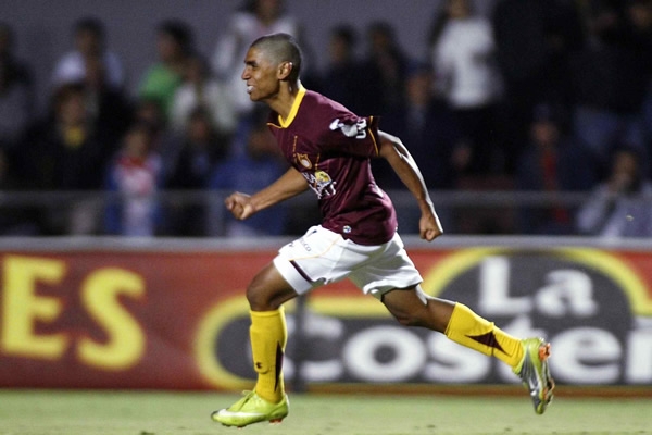 Cisneros debutó con gol y triunfo