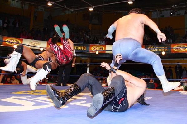 Mephisto y Ephesto rescatan victoria en la Coliseo