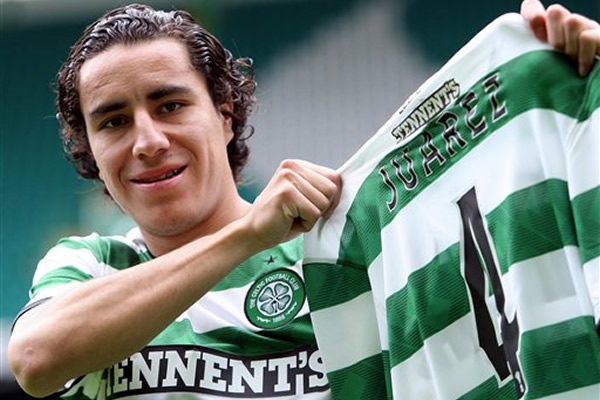 Efraín Juárez fue presentado con Celtic