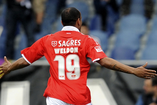 Benfica venció 3-2 a Académica y se acerca al título en Portugal