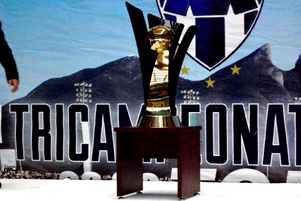 Exhibe Rayados su trofeo de Tricampeón de Concacaf