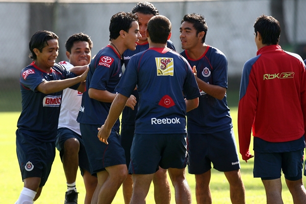 Marco Fabián afirma que Bravo vendrá a ganarse un puesto