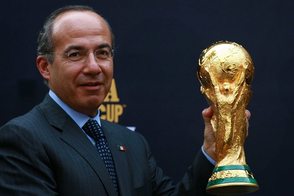 El Presidente Calderón cargó la Copa del Mundo