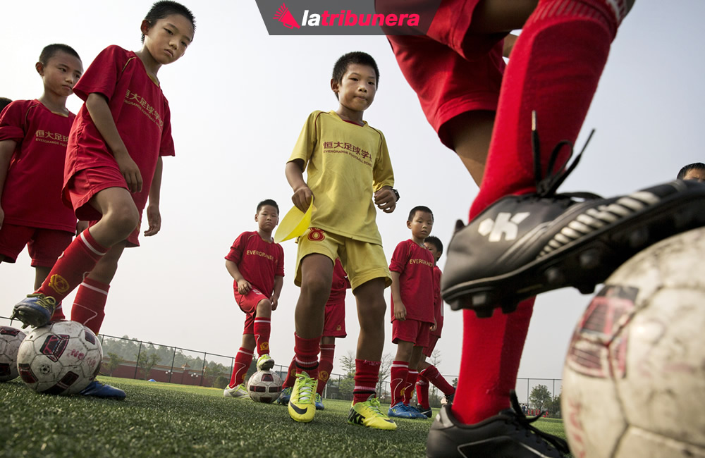 Niños chinos 'colmilludos' revolucionan los córners con golazos