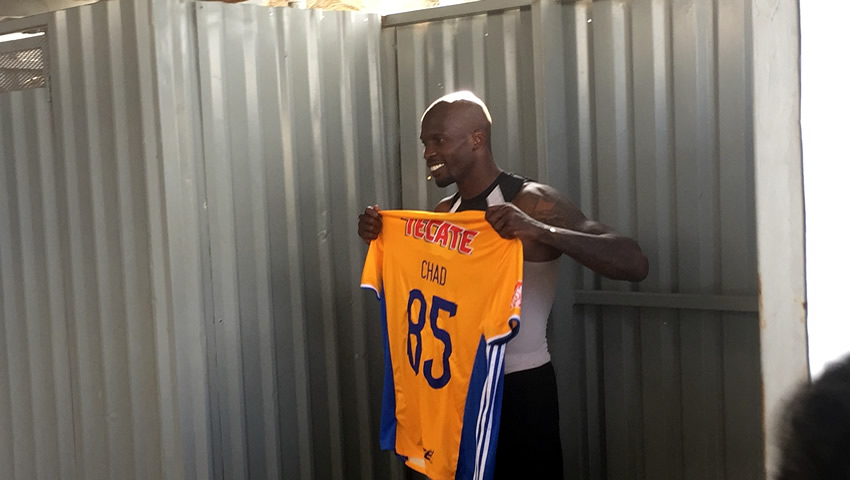 Ochocinco lució playera de Tigres
