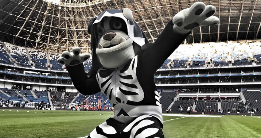 Mascota de Rayados se disfraza de L.A. Park