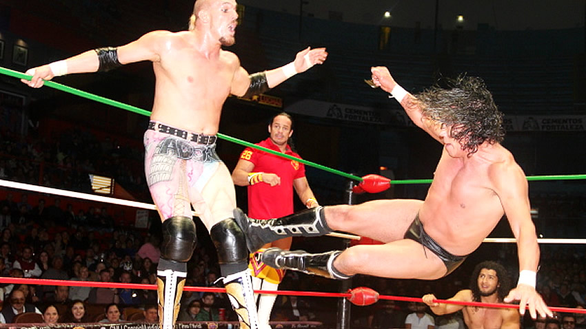 Negro Casas gana por descalificación y reta por cabellera a Sam Adonis