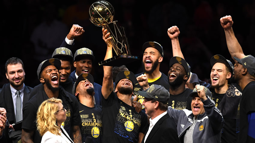 Durant deja a los Cavs moribundos y a los Warriors a un paso del título