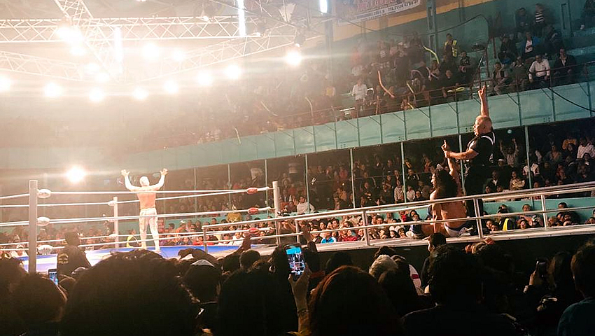 Rush finge faul y vence a Carístico en mano a mano