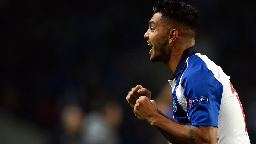 Tecatito anotó por tercer juego al hilo en Champions y avanzó a Octavos