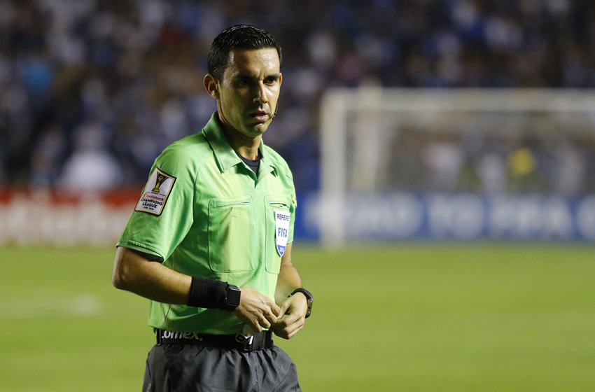 César Ramos debutó en Copa Asiática pitando el Emiratos-India