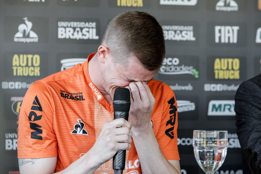 El drama de Adilson: problema cardiaco lo retiró del Atlético Mineiro