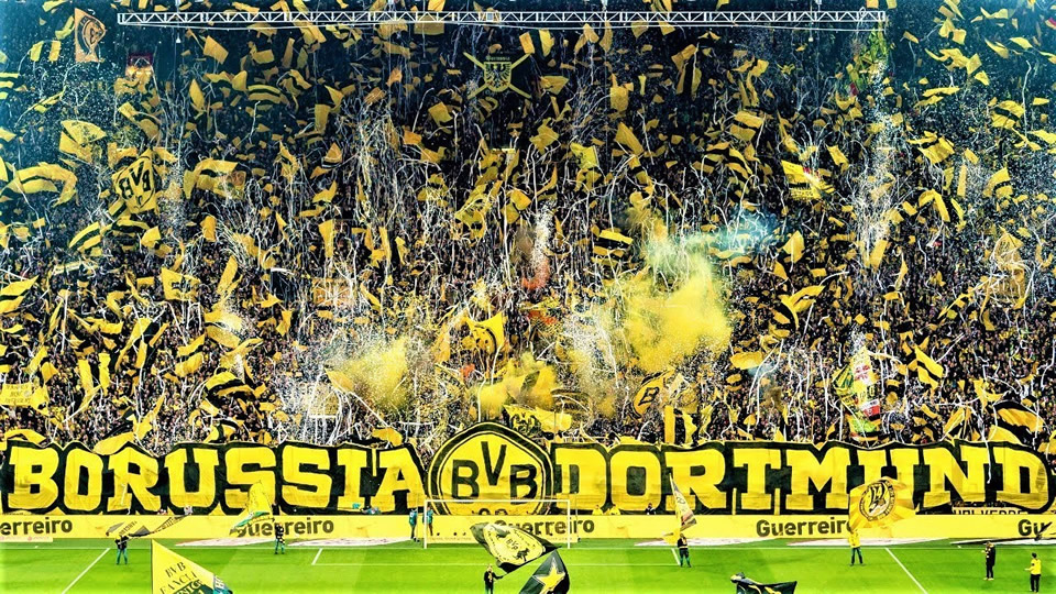 Impresionante recibimiento de los ultras del Borussia Dortmund: VIDEO