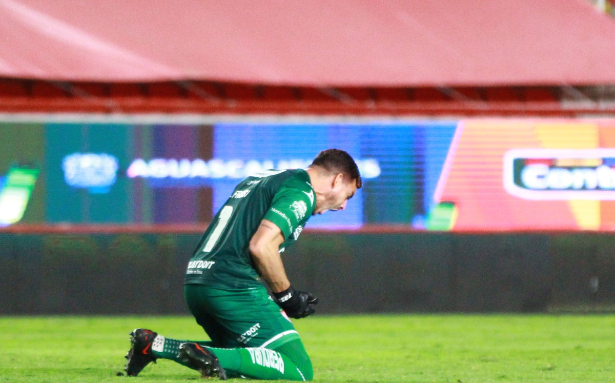 Sebastián Fassi, portero de Necaxa, sufrió rotura de ligamentos