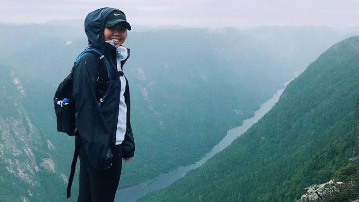 Hallan muerta a influencer, Nikki Donnelly, tras perderse en montaña