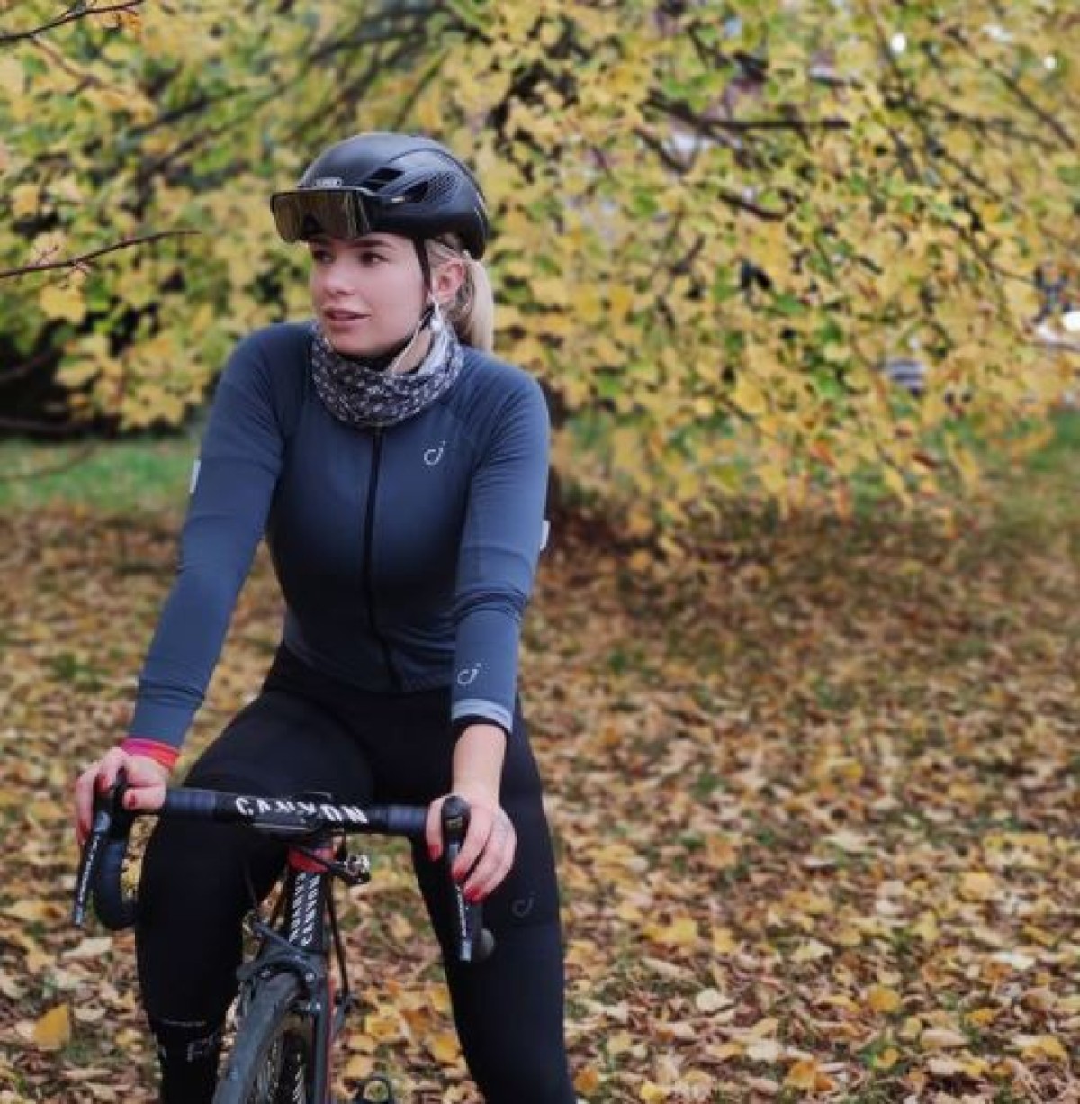 Vetan a la exciclista, Tara Gins, de su equipo por posar en Playboy ...