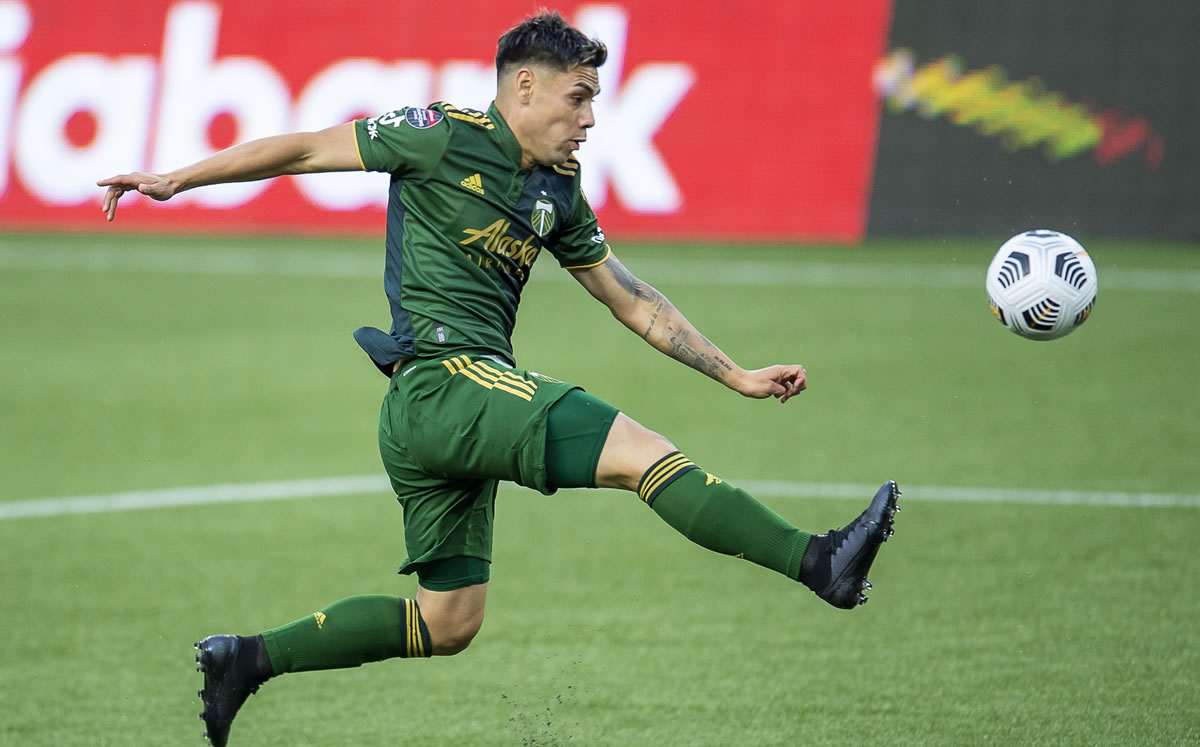 Felipe Mora niega hayan sido beneficiados por el árbitro ante América