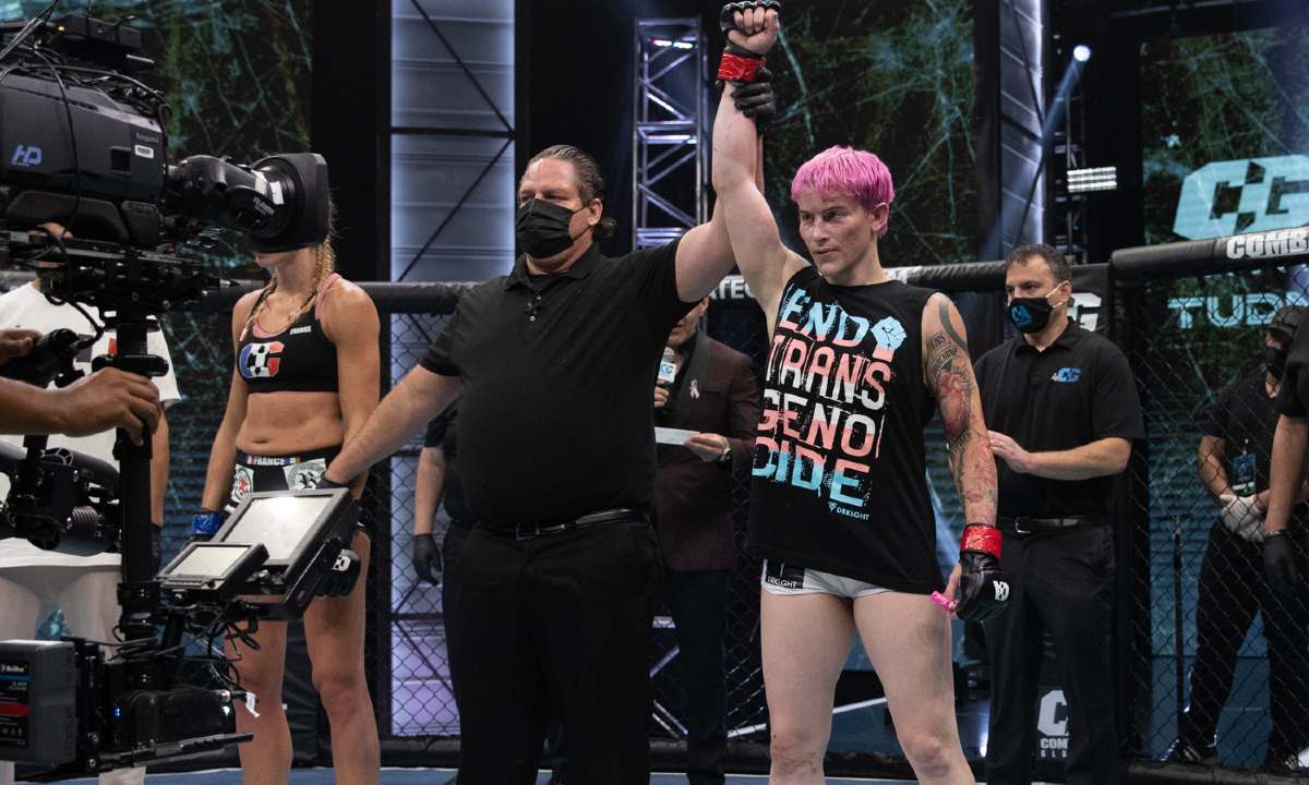 Del ejercito al octágono; peleadora transgénero gana en su debut MMA