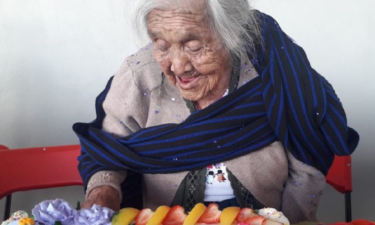‘Mamá Coco’ cumple 108 años; la festejan con pastel en Michoacán