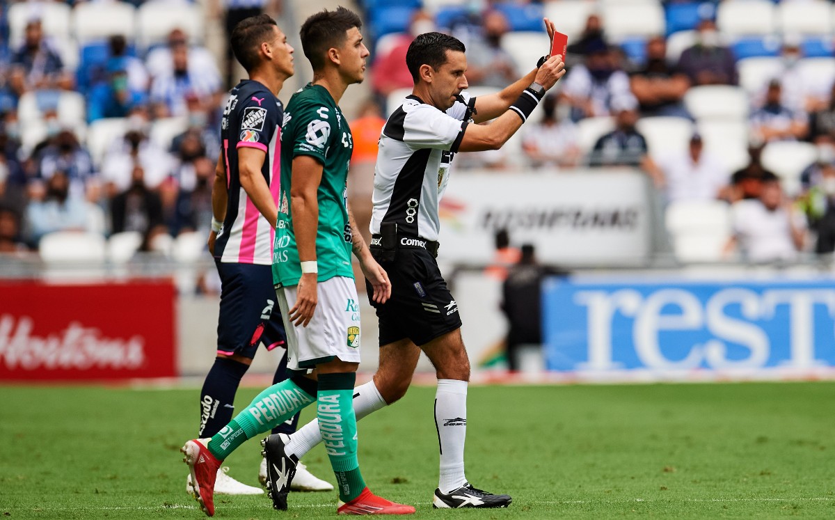 Rayados. VAR salva a Víctor Dávila tras expulsión de César Ramos