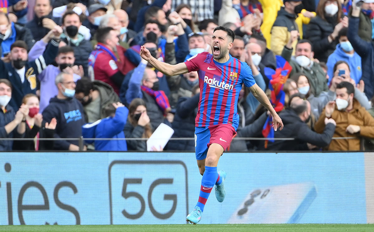 Jordi Alba marca un golazo tras asistencia de Dani Alves | VIDEO