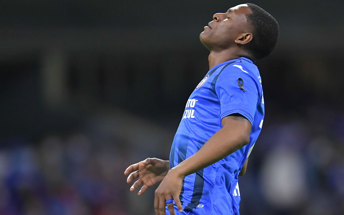 Juan Reynoso 'obedeció' a fans y sacó a Bryan Angulo con gran abucheo ...