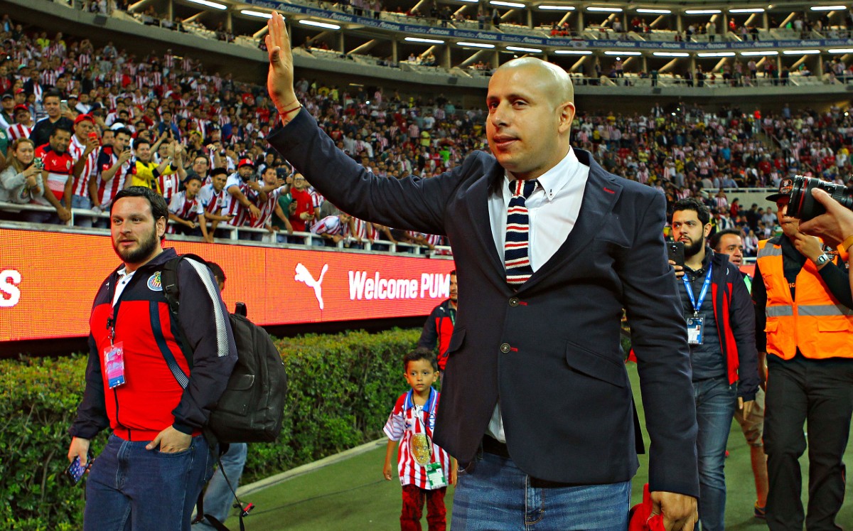 Chivas felicitó al Bofo Bautista con todo y ‘raspón’ al Atlas