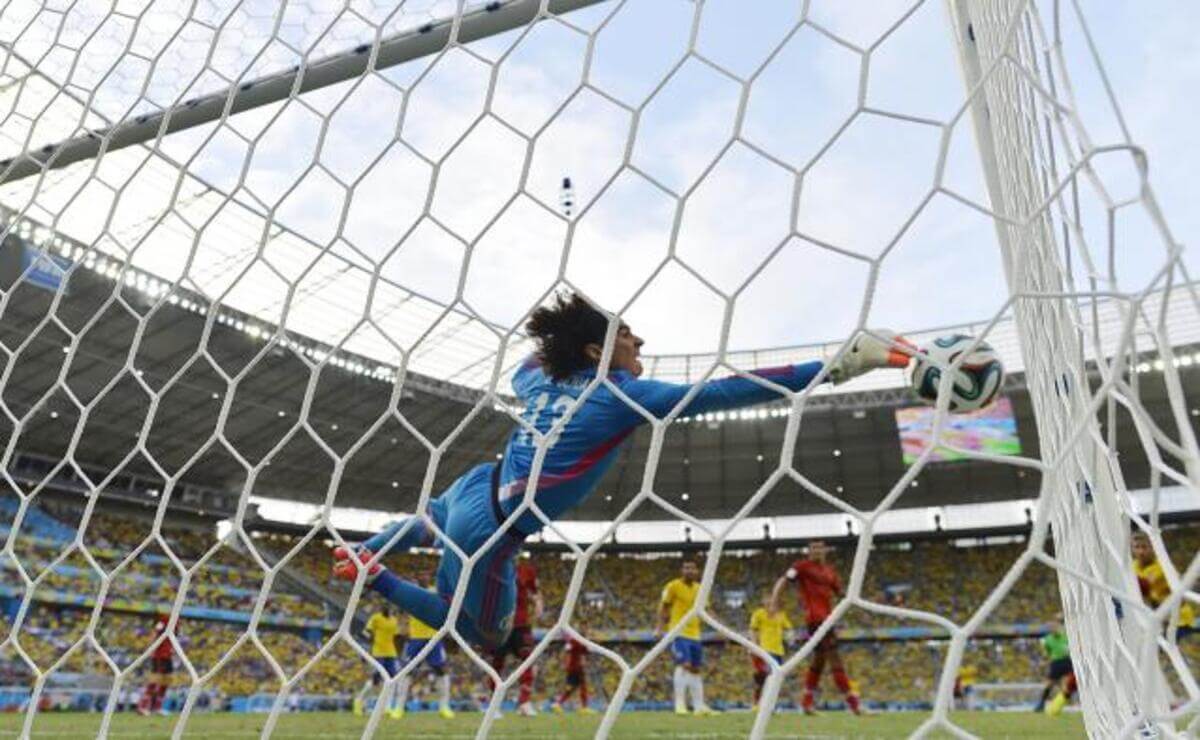 FIFA recuerda atajadas memorables; incluye la de Memo Ochoa