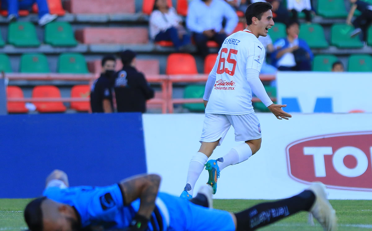 ¡Ojo, Chivas! Sebastián Pérez Bouquet hace triplete con el Tapatío