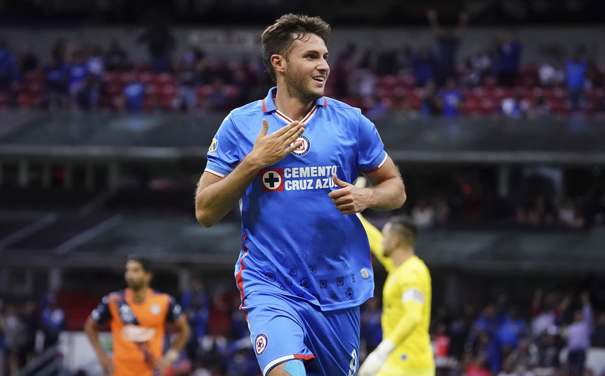 ‘No me cortaron las alas'; Santi Giménez agradece a Cruz Azul