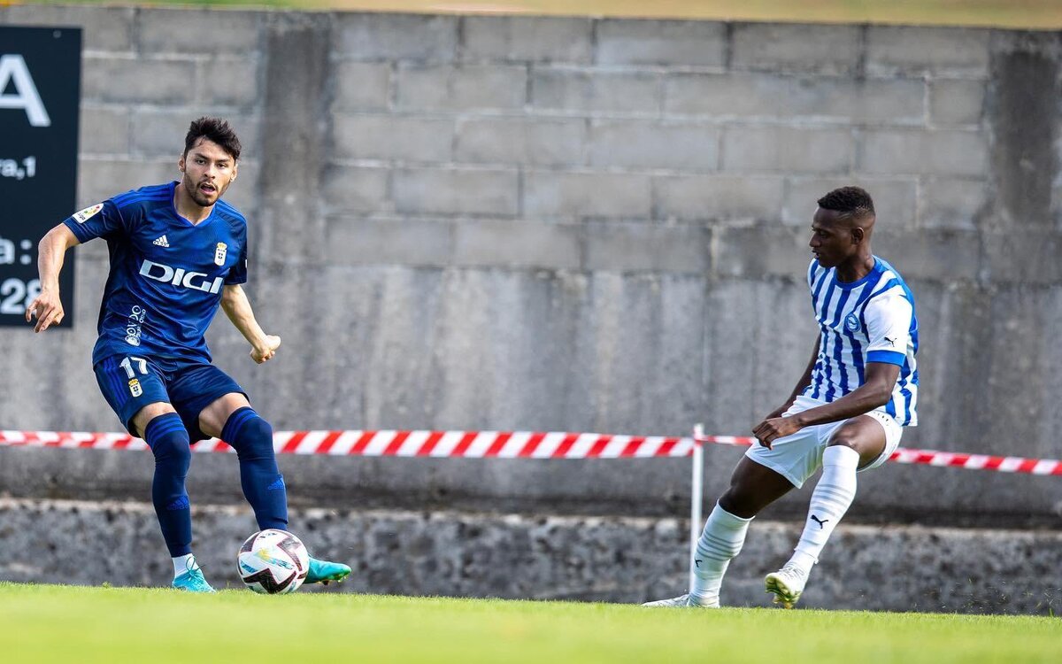 Aceves, titular en su primer partido oficial con el Real Oviedo