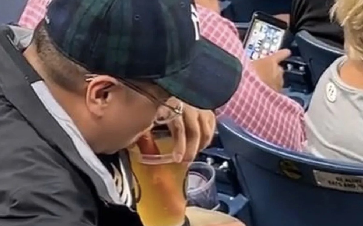 Fan de Yankees bebe cerveza con una salchicha y es viral. Video